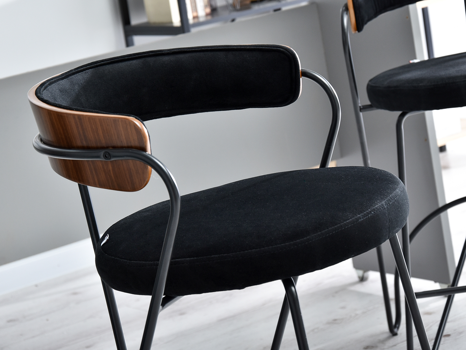 Hokery do kuchni w industrialnym stylu – czym kierować się przy wyborze?